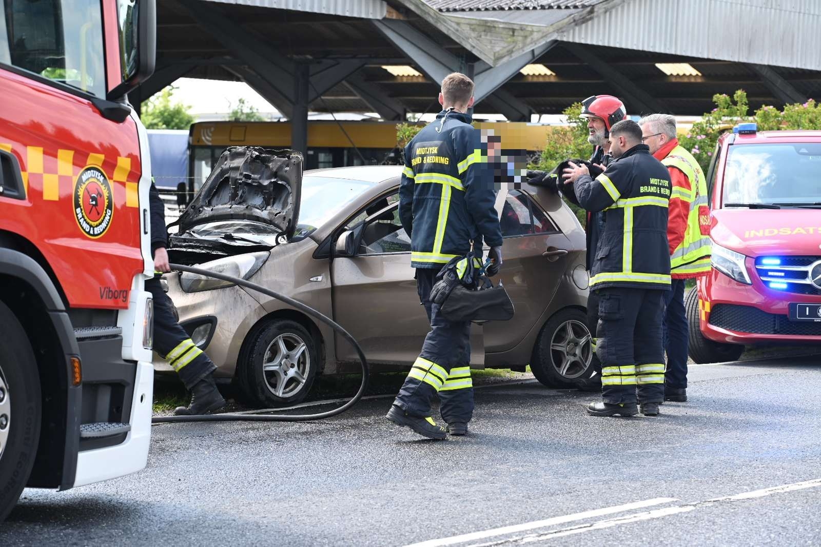 Bil går i brand midt på vejen