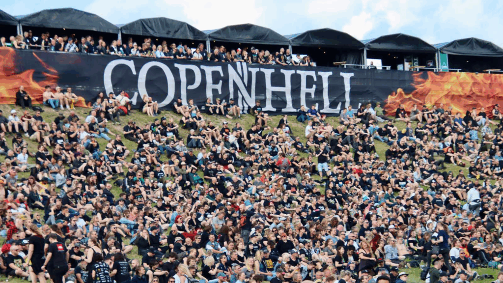 Se de vanvittige billeder: Copenhell i fuld flamme