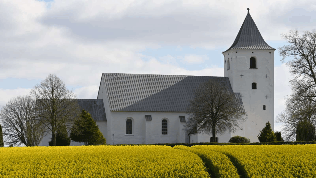 I dag fylder en af Danmarks ældste kirker 900 år