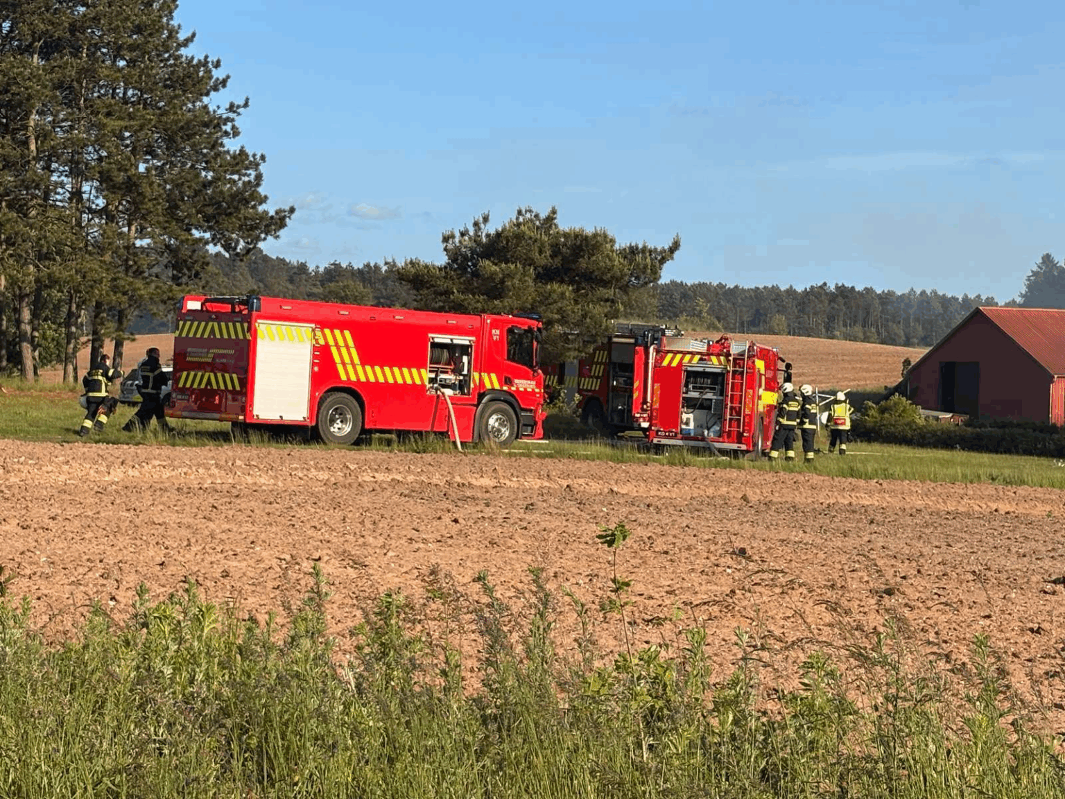 'Fire meter høje flammer': Massiv udrykning til brand