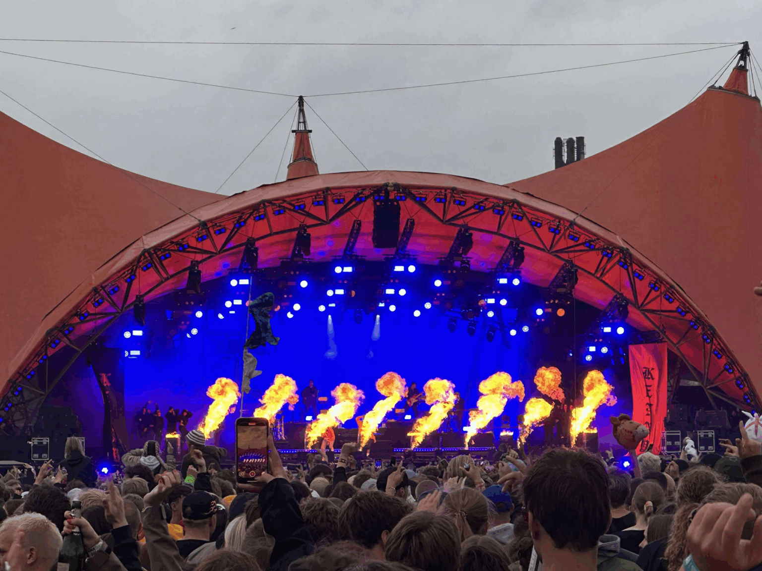 Efter stor debat: Nu råber landets største musikere også "fri Palæstina ...