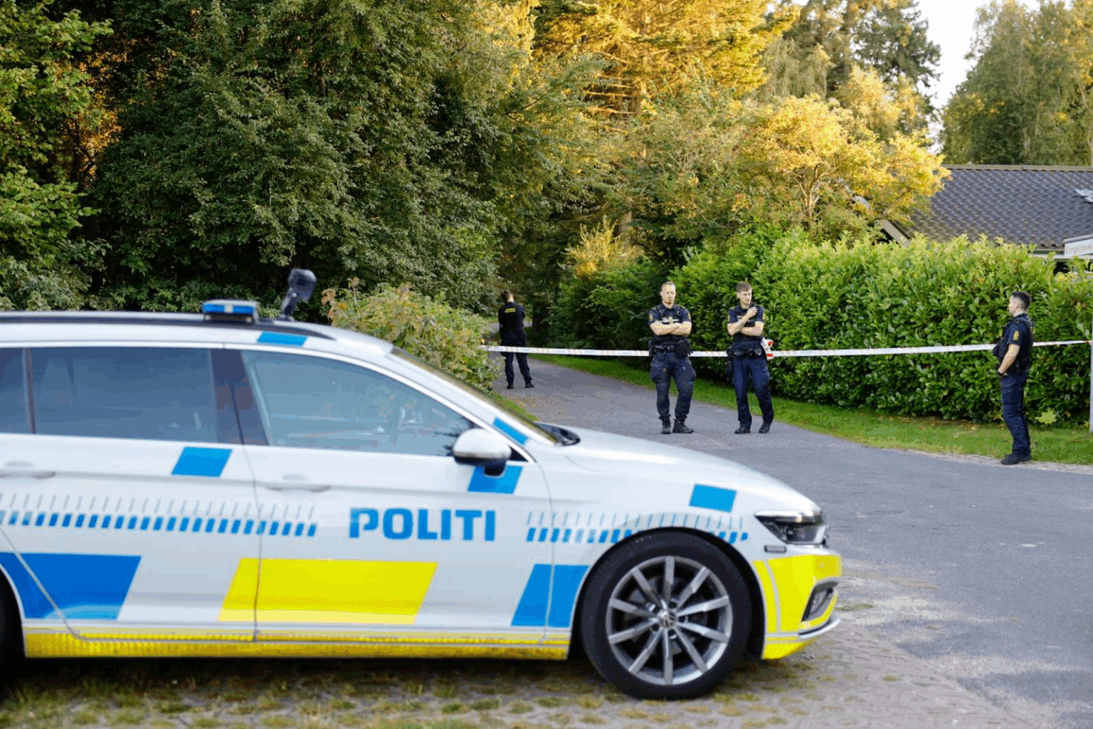 'Naboerne er dybt rystet': Vanvittigt drama på grusvej