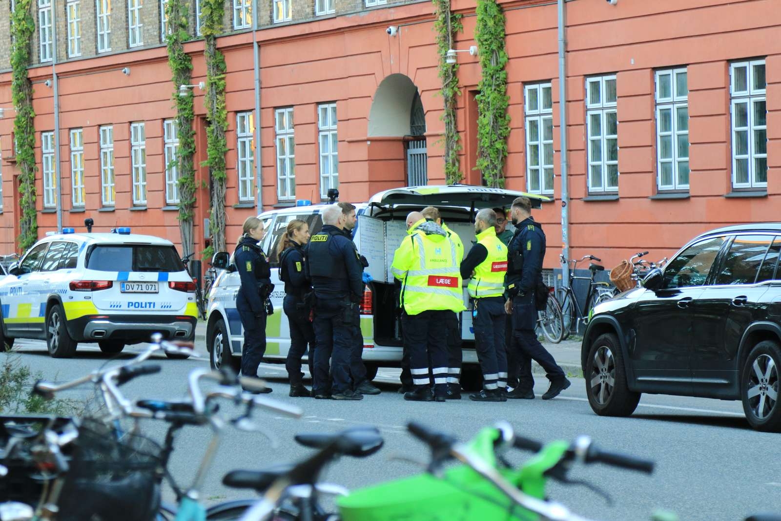 Person tager sit eget liv på københavnsk gade