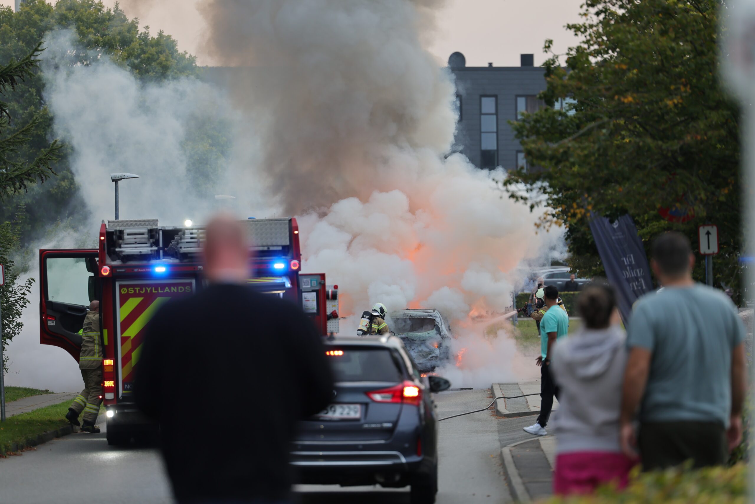 Voldsom bilbrand i gang: Samtidig løber nøgen mand rundt