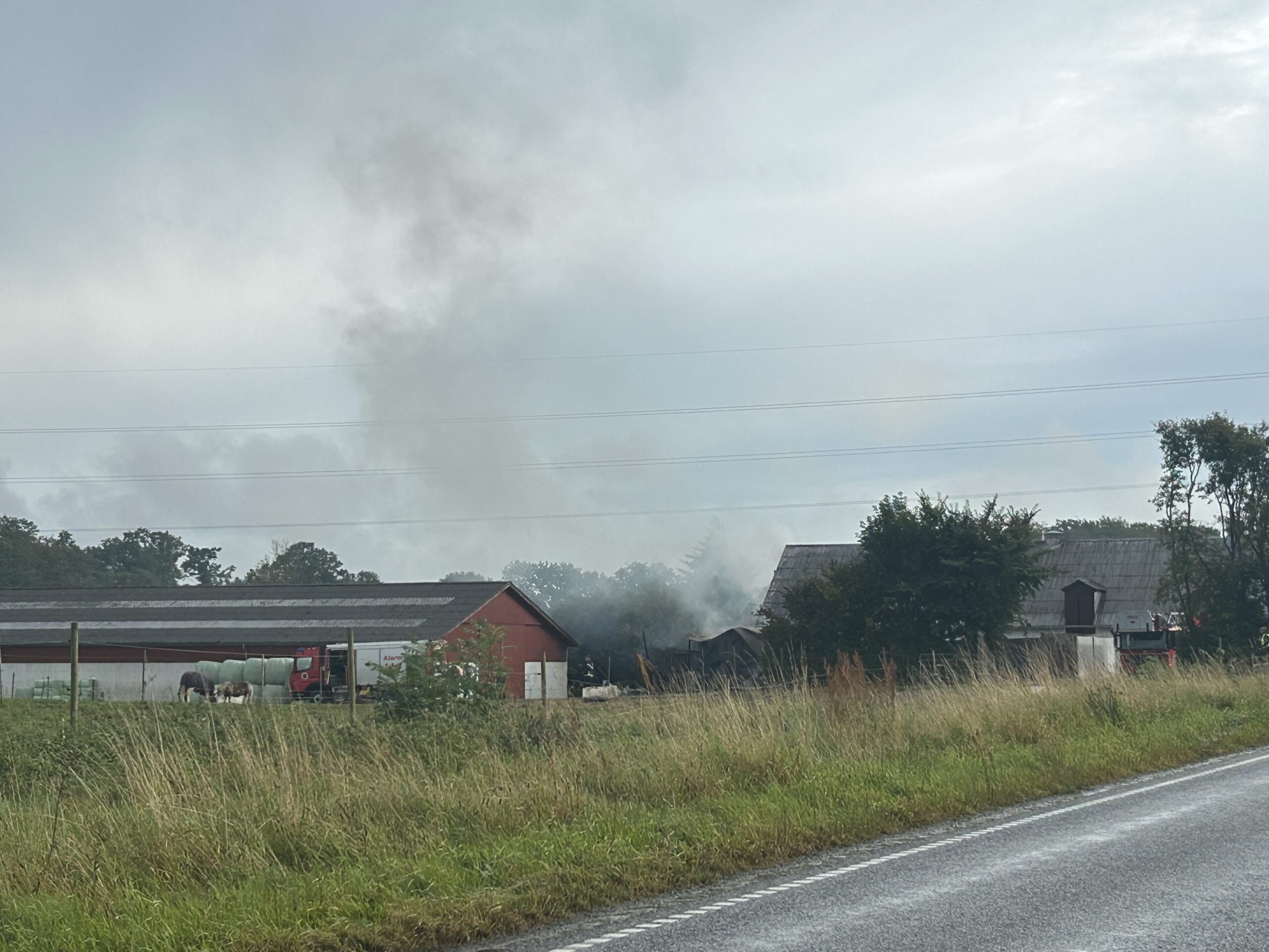 Røgen breder sig: Stor brand i bygning