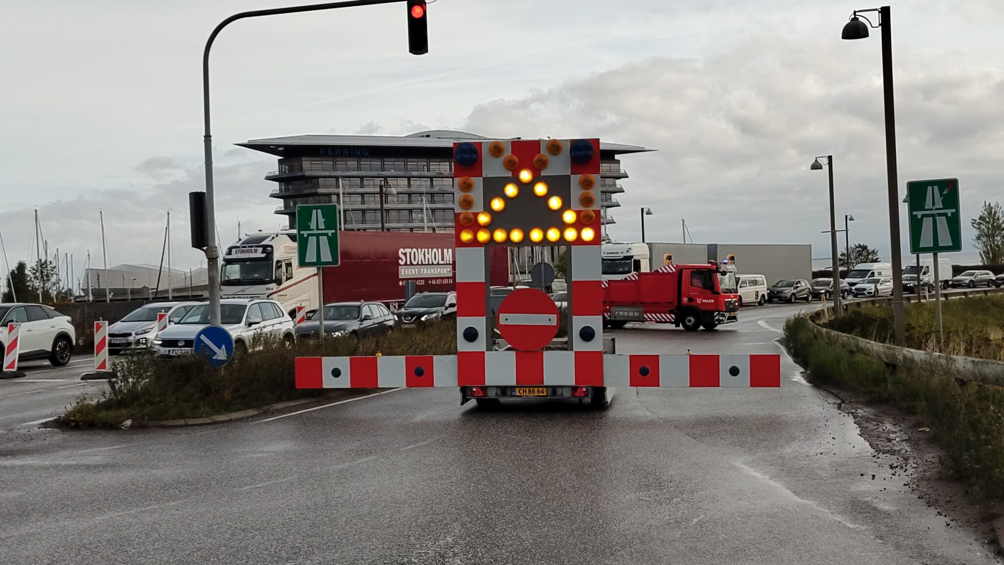 Motorvej HELT lukket på grund af vand: 'Der er kæmpe kaos'