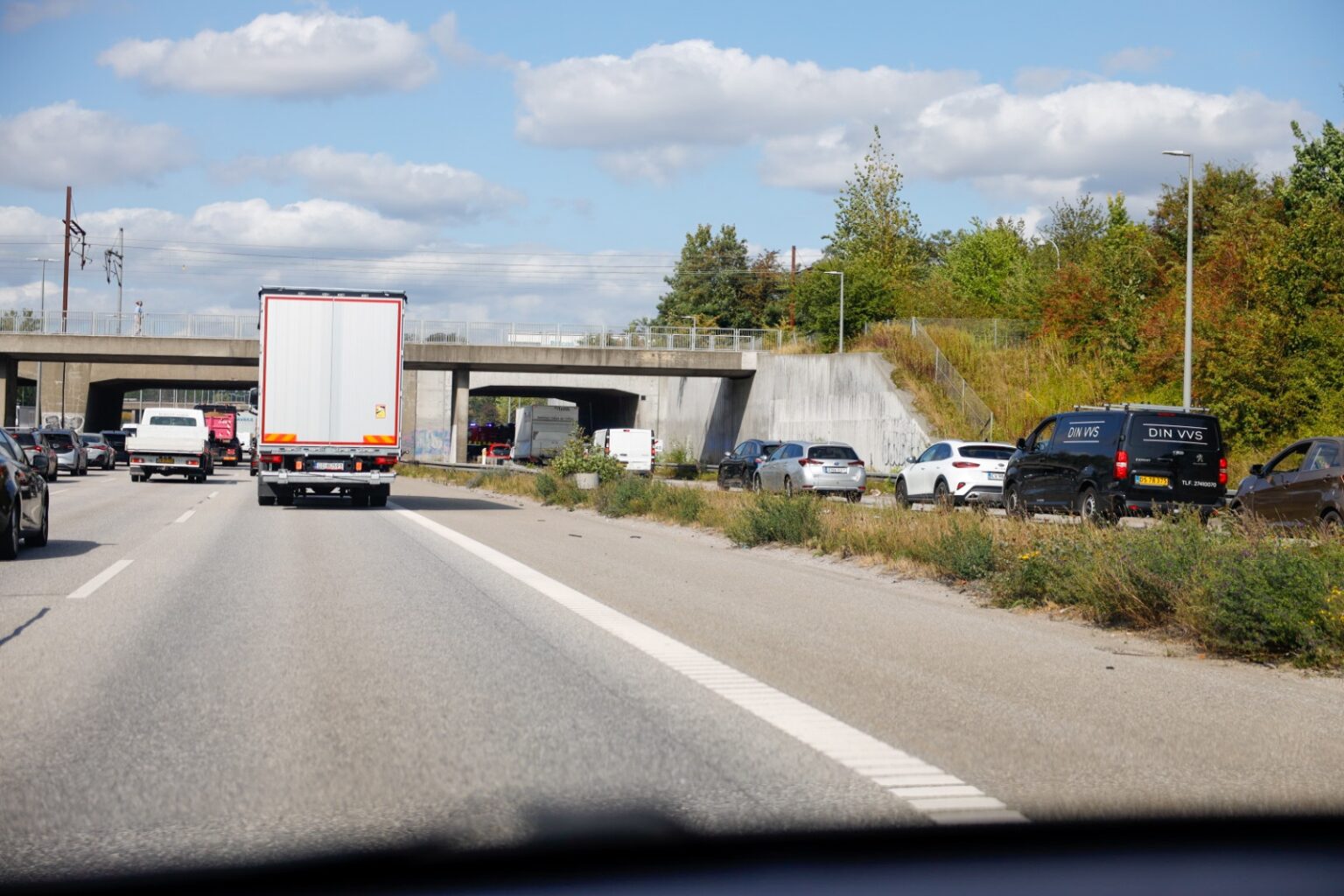 Bil i brand på motorvej: 'Meget røgudvikling'