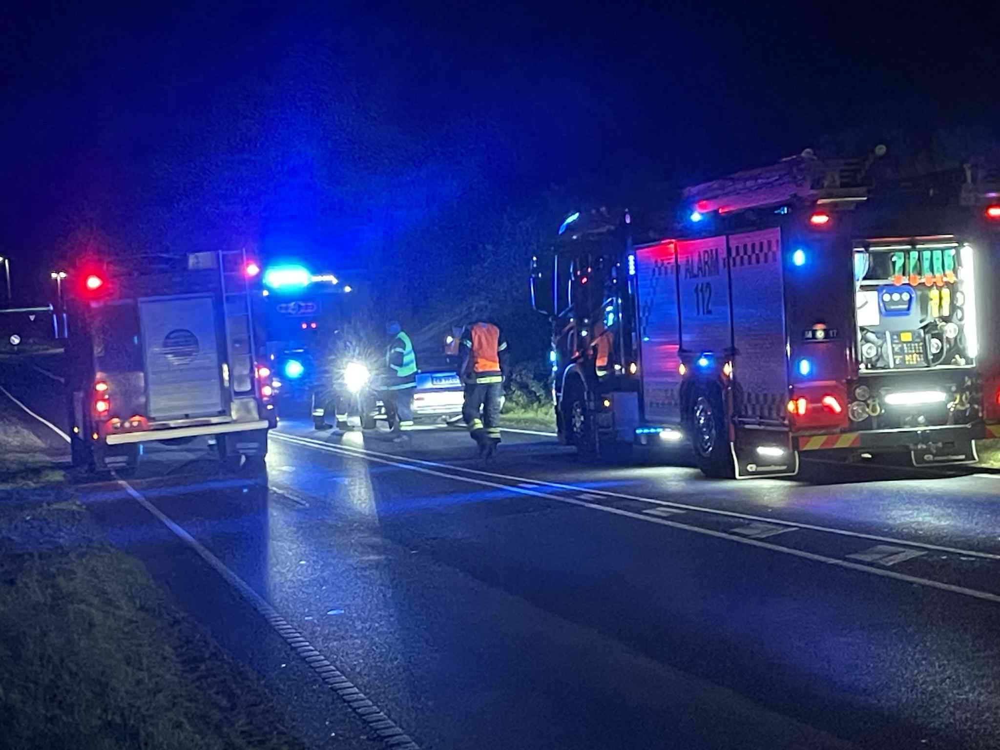 Massiv udrykning: Brand i personbil på vejen