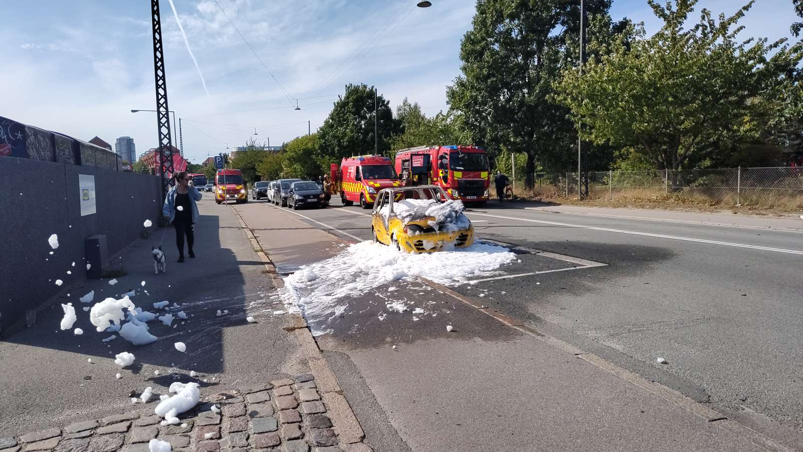 Gul bil fyldt af skum efter bilbrand