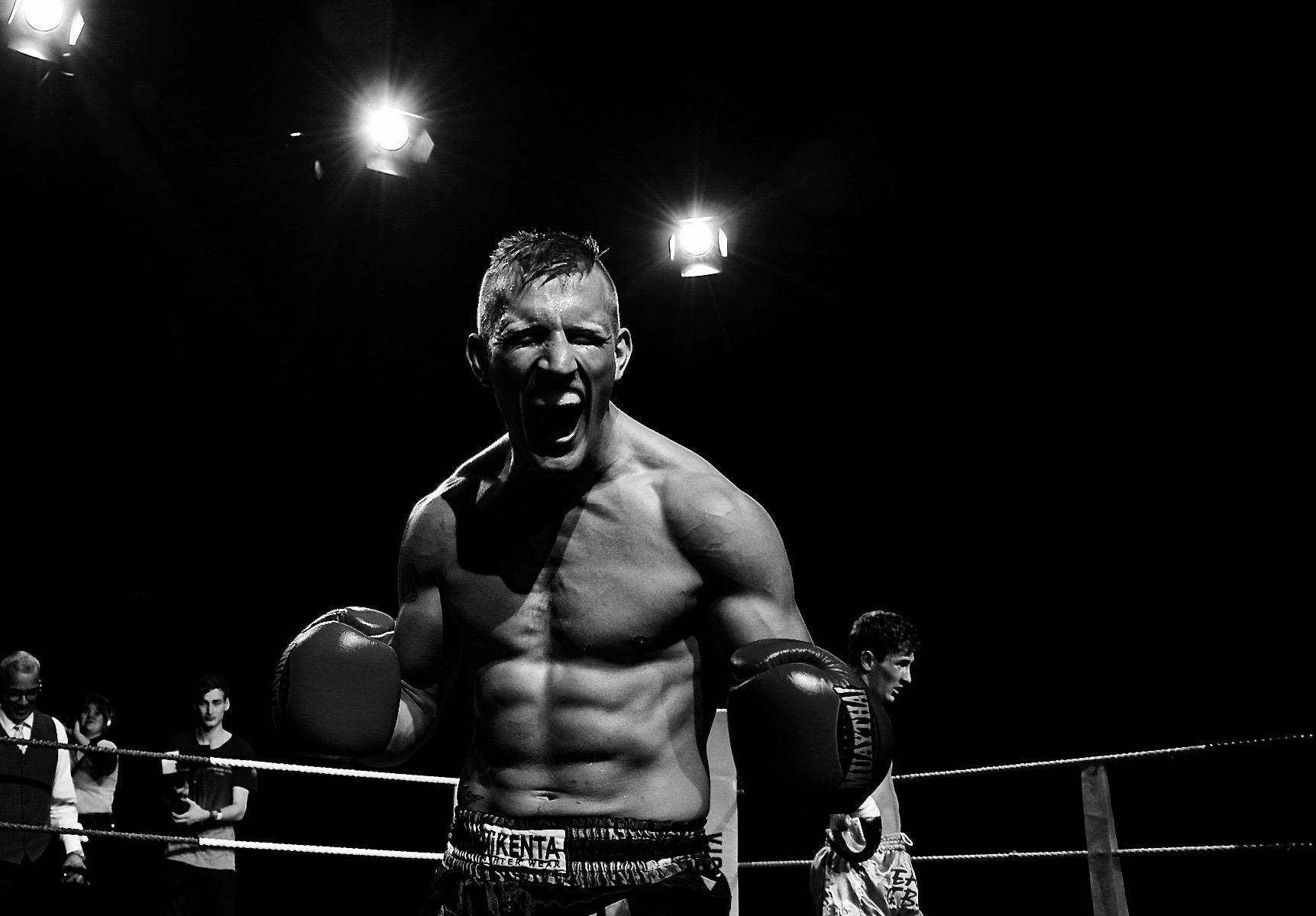Mikkels fighter-instinkter satte ind da forbryderen trak kniven