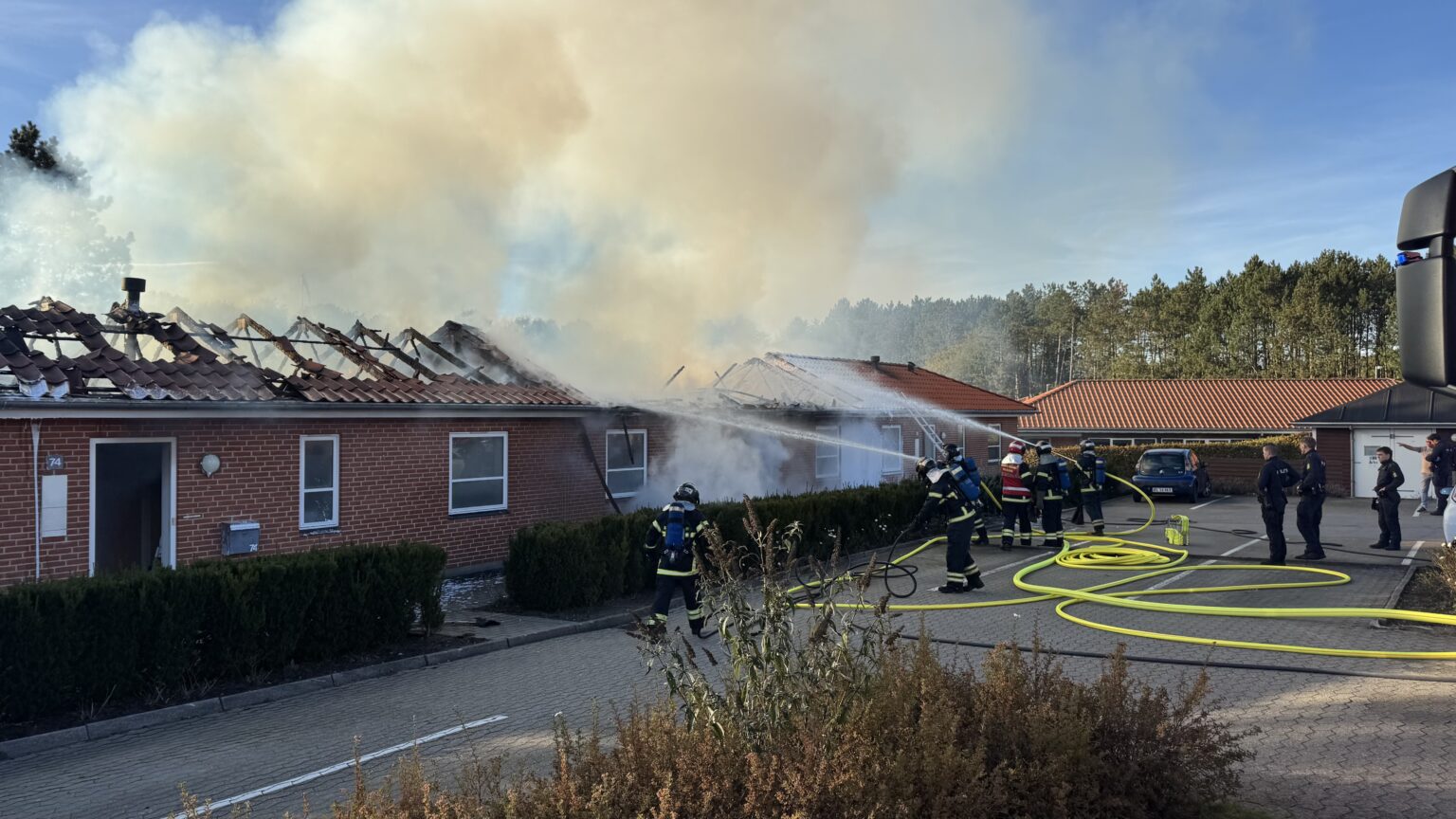 Rækkehus står i flammer: Taget er fuldstændig brændt væk
