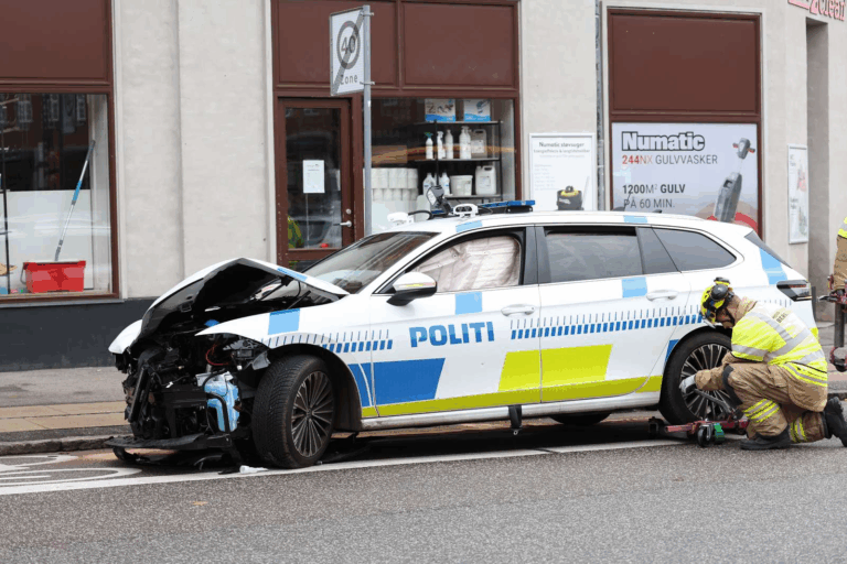 Politibil ender i hårdt sammenstød under udrykning