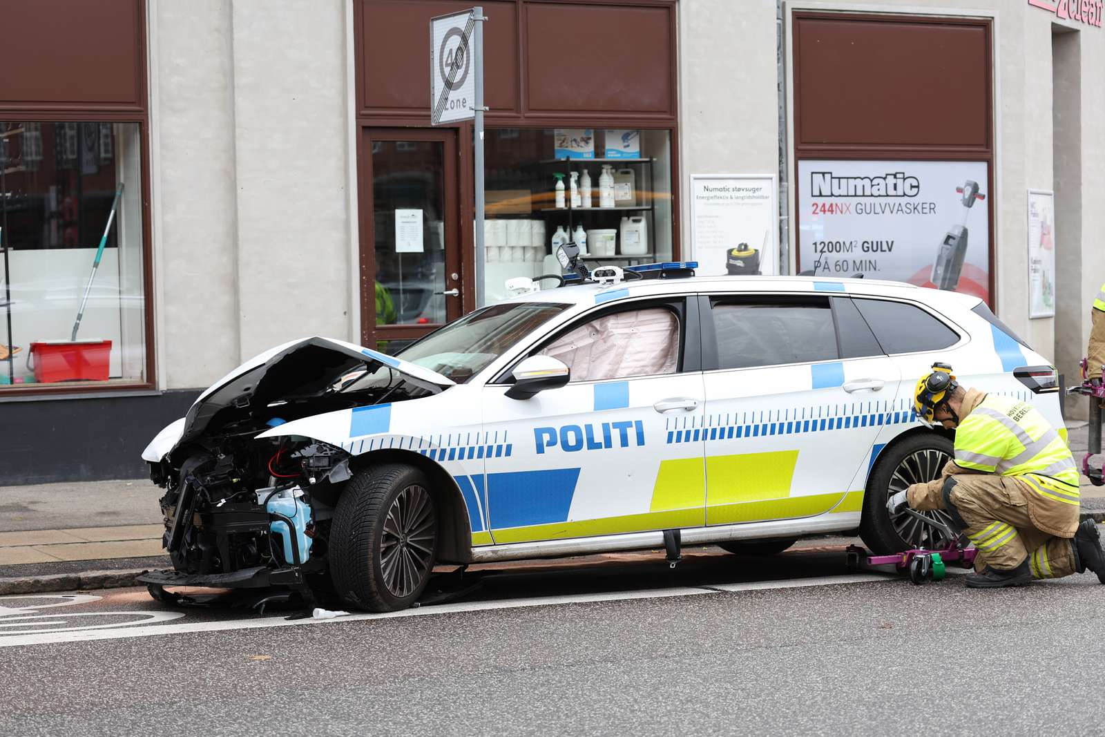 Politibil ender i hårdt sammenstød under udrykning