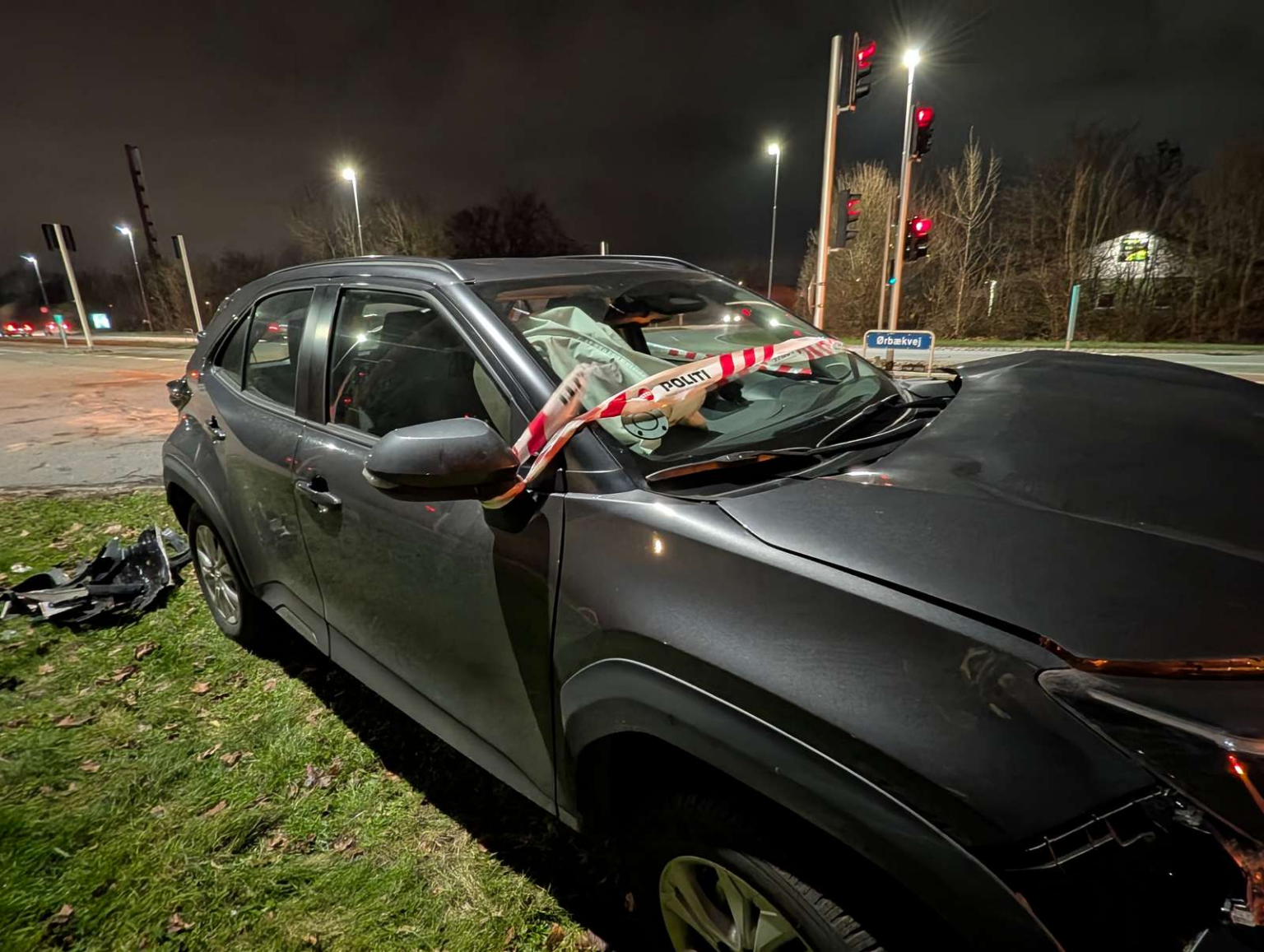 Front på bil skrællet op under hårdt sammenstød