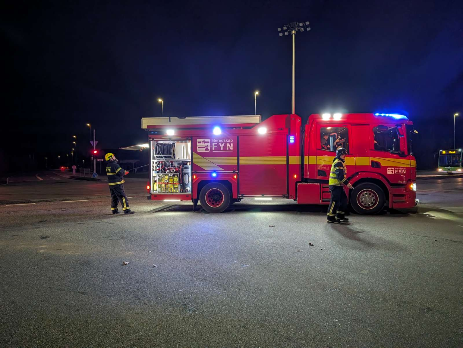Front på bil skrællet op under hårdt sammenstød