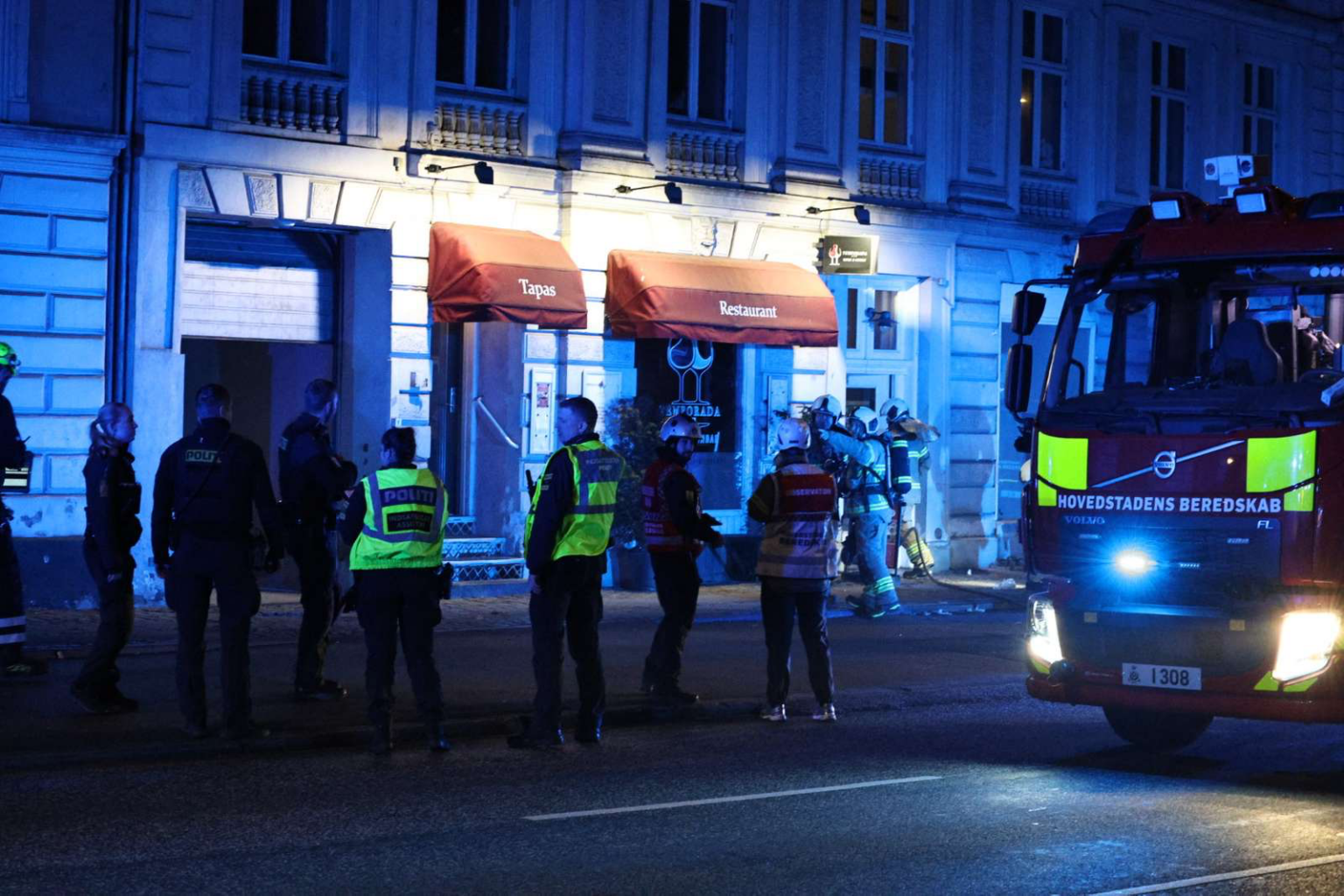 Massiv udrykning: To personer båret ud af brændende lejlighed i kritisk ...