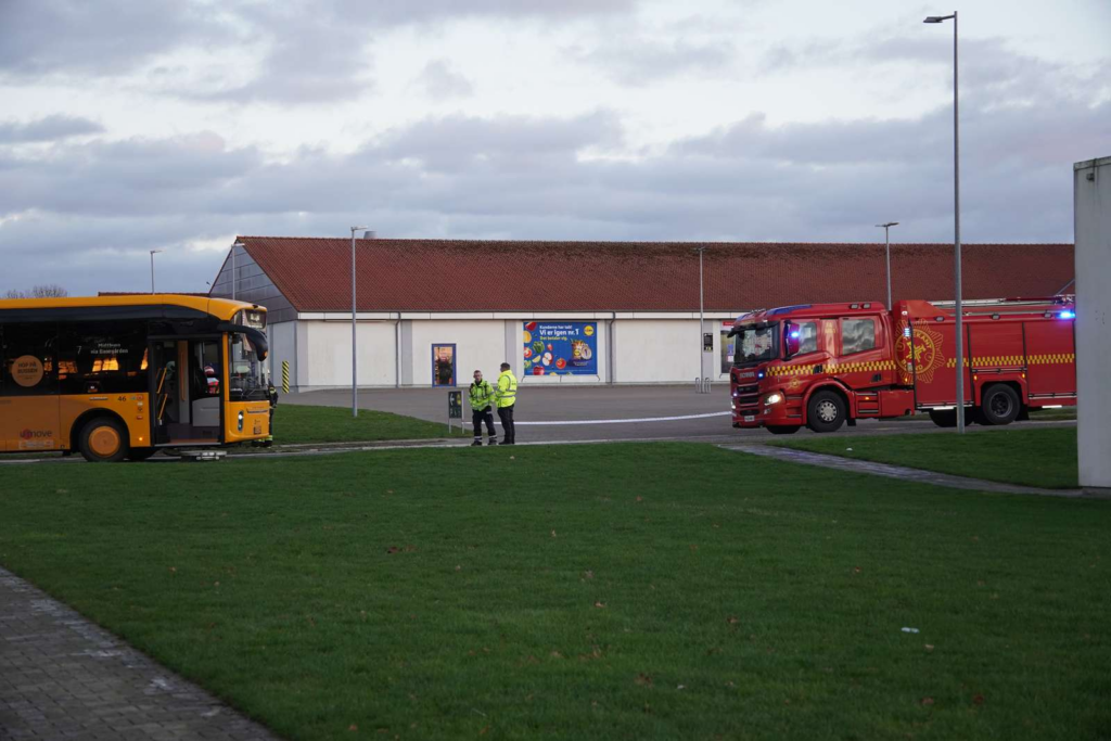 Alvorlig ulykke foran Lidl: Kvinde fastklemt i busulykke
