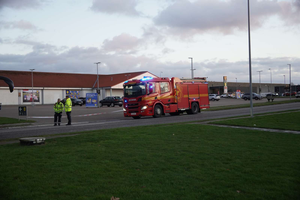 Alvorlig ulykke foran Lidl: Kvinde fastklemt i busulykke