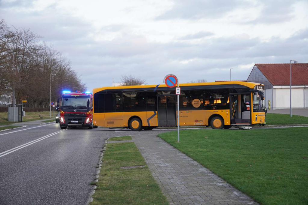 Alvorlig ulykke foran Lidl: Kvinde fastklemt i busulykke