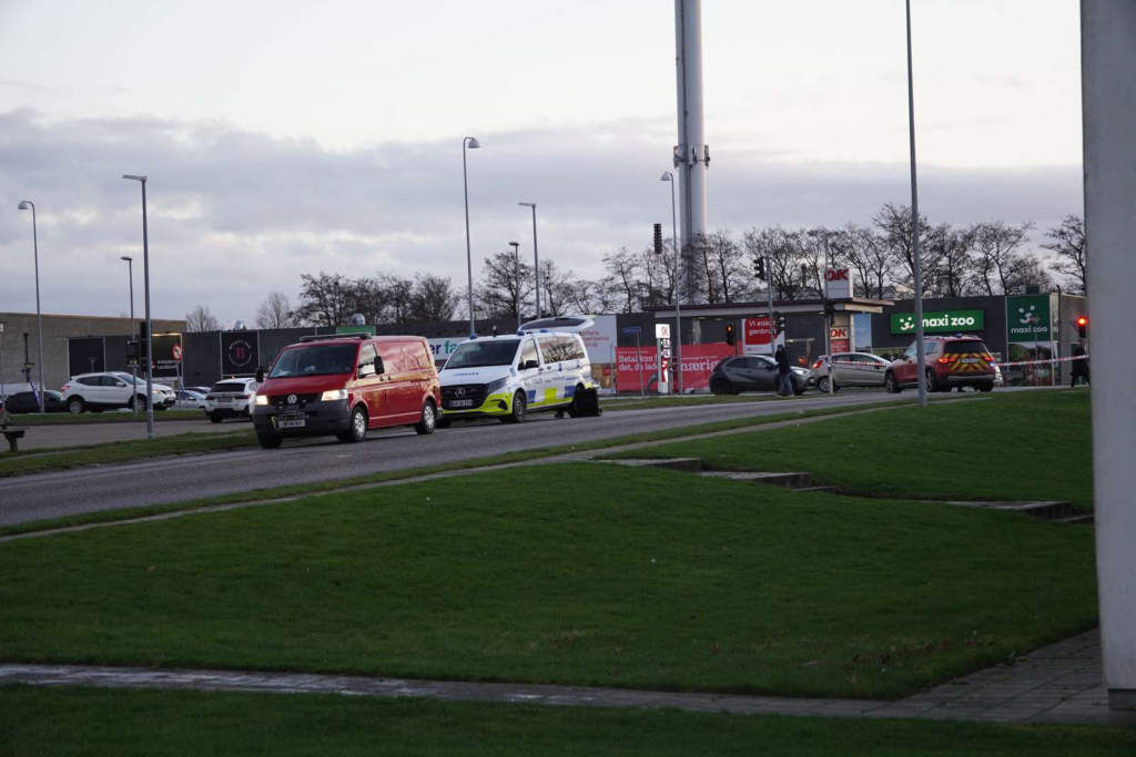 Alvorlig ulykke foran Lidl: Kvinde fastklemt i busulykke