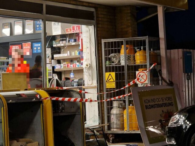 Brager ind i tankstation