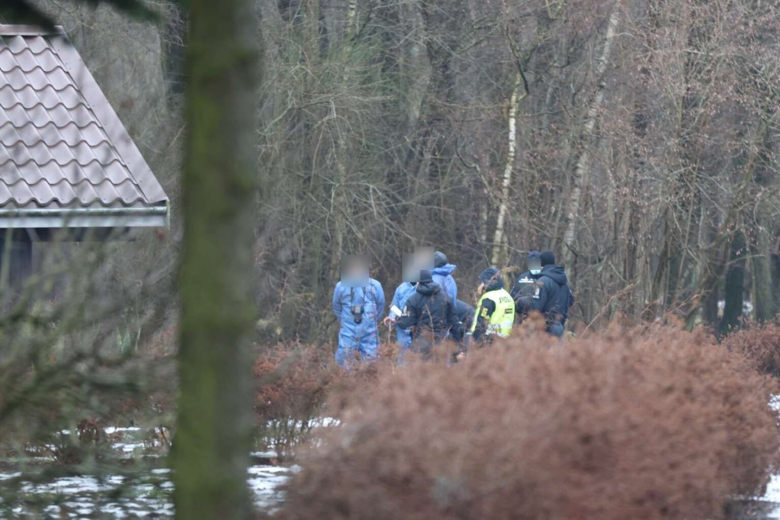 'Manden er køres væk i en ligvogn. Kvinden ligger stadig derinde'