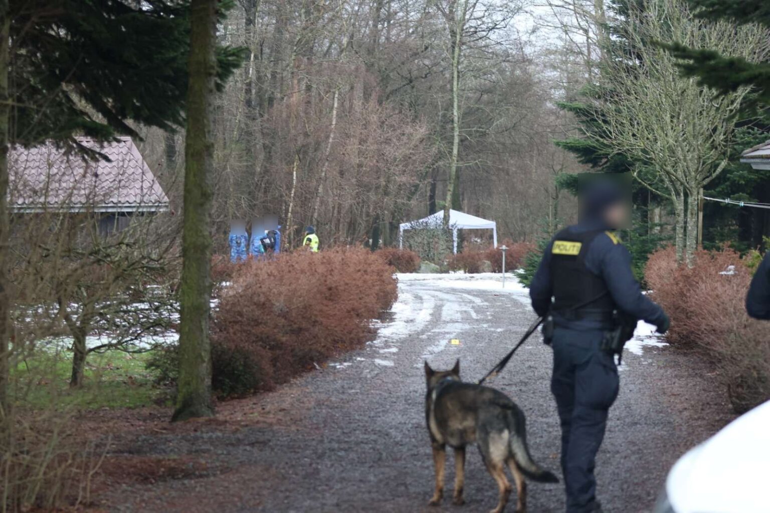 'Manden er køres væk i en ligvogn. Kvinden ligger stadig derinde'