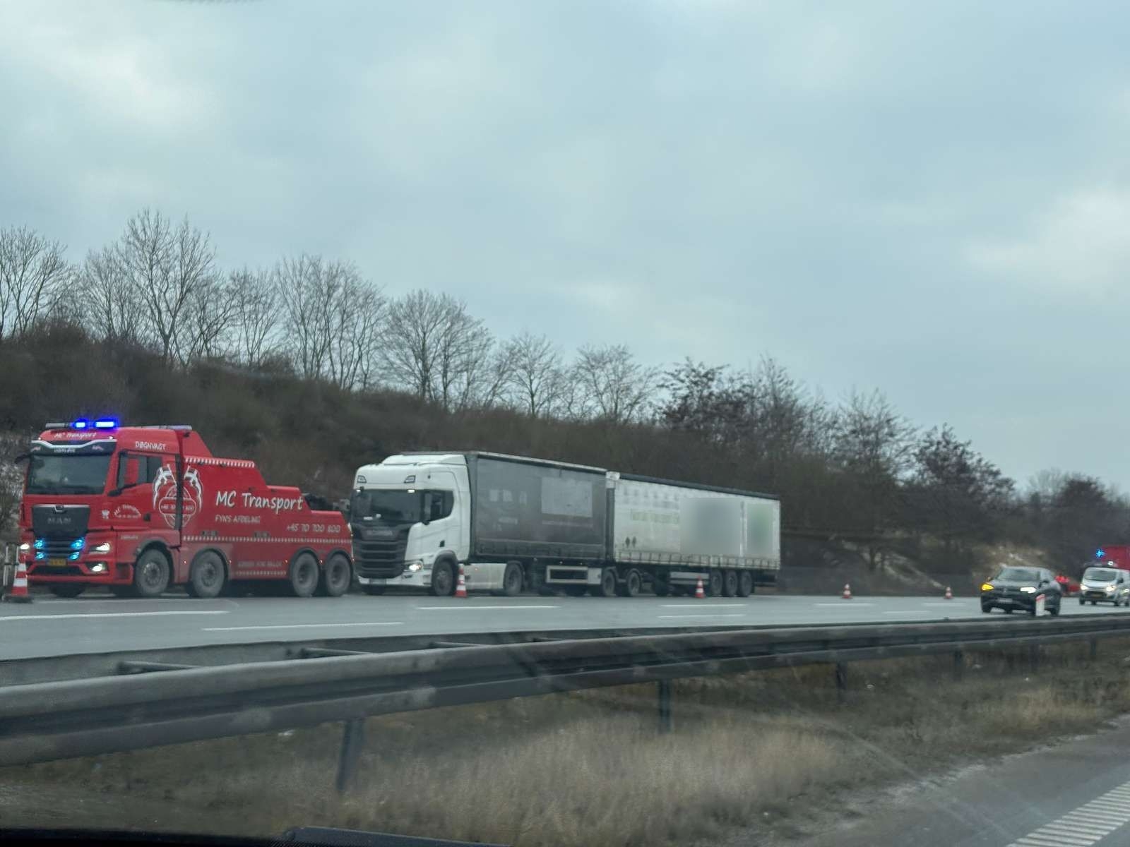 Havareret lastbil på motorvej