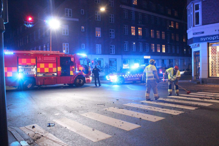 Voldsomt uheld: Minimum to personer er kommet til skade