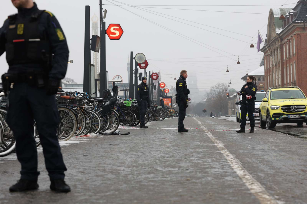 Massiv udrykning i midten af København: Central vej spærret efter uheld