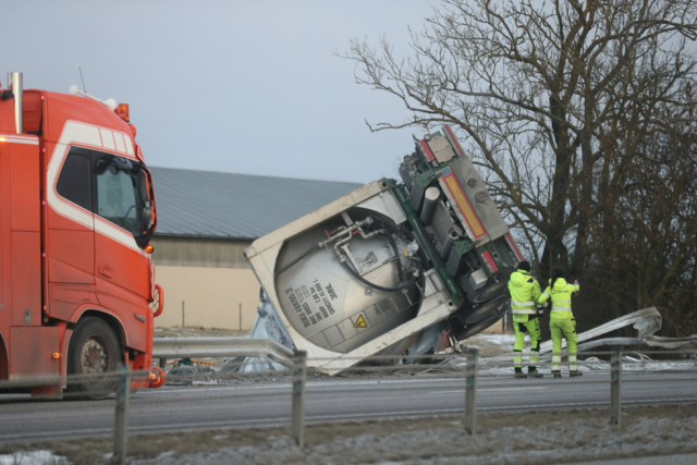 Motorvej mod Danmark helt spærret: Lastbil ligger på hovedet