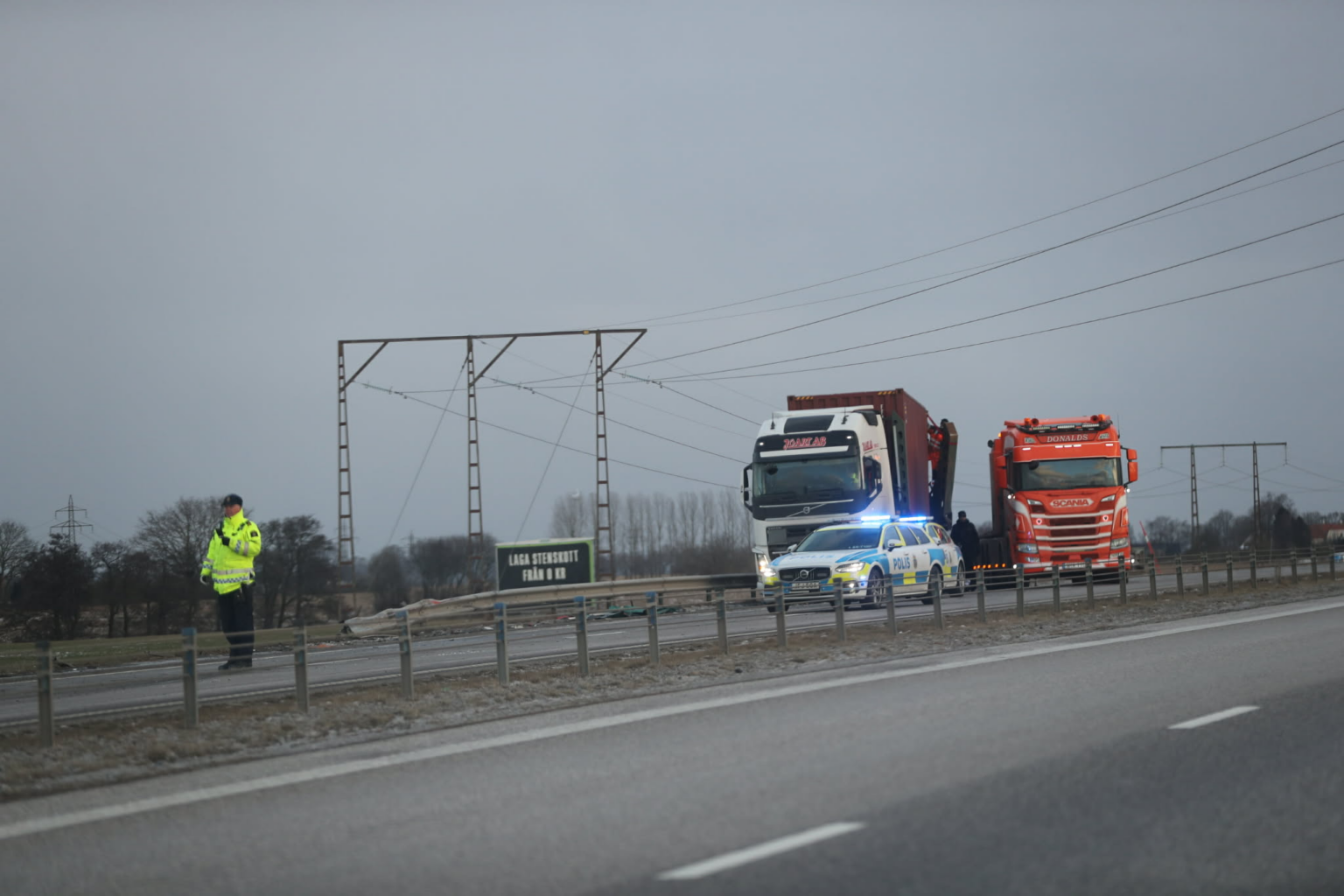 Motorvej mod Danmark helt spærret: Lastbil ligger på hovedet