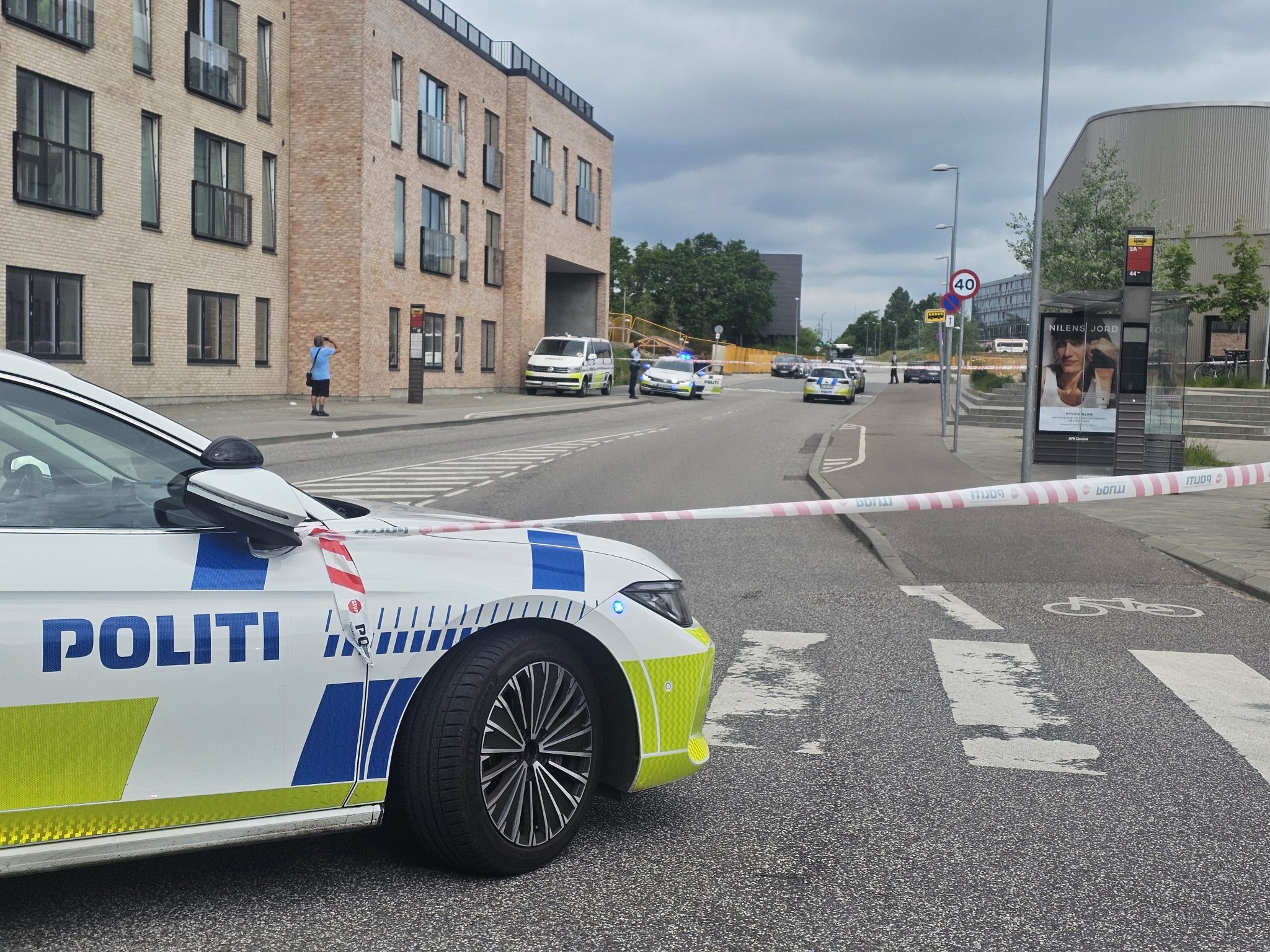 Vrimler med politi i boligkvarter: Undersøger alvorlig hændelse