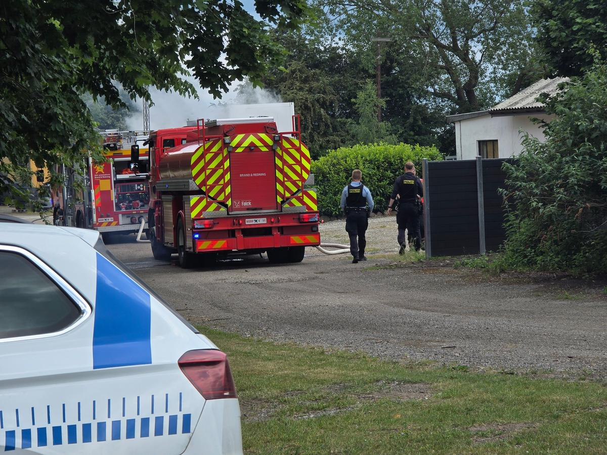 Massiv udrykning: Stor brand i Lastbil