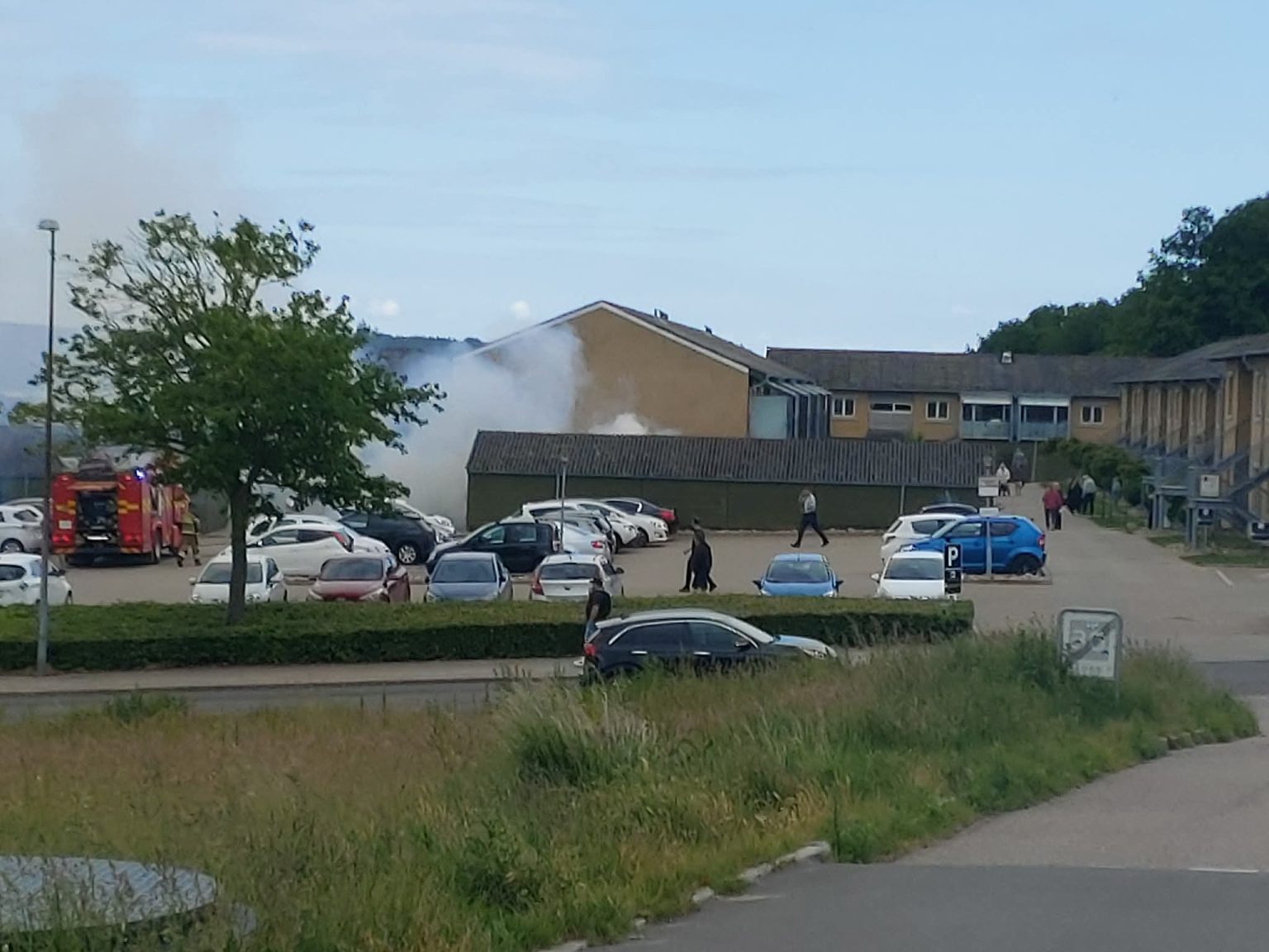 Flammer truer flere boliger: Stor udrykning i gang